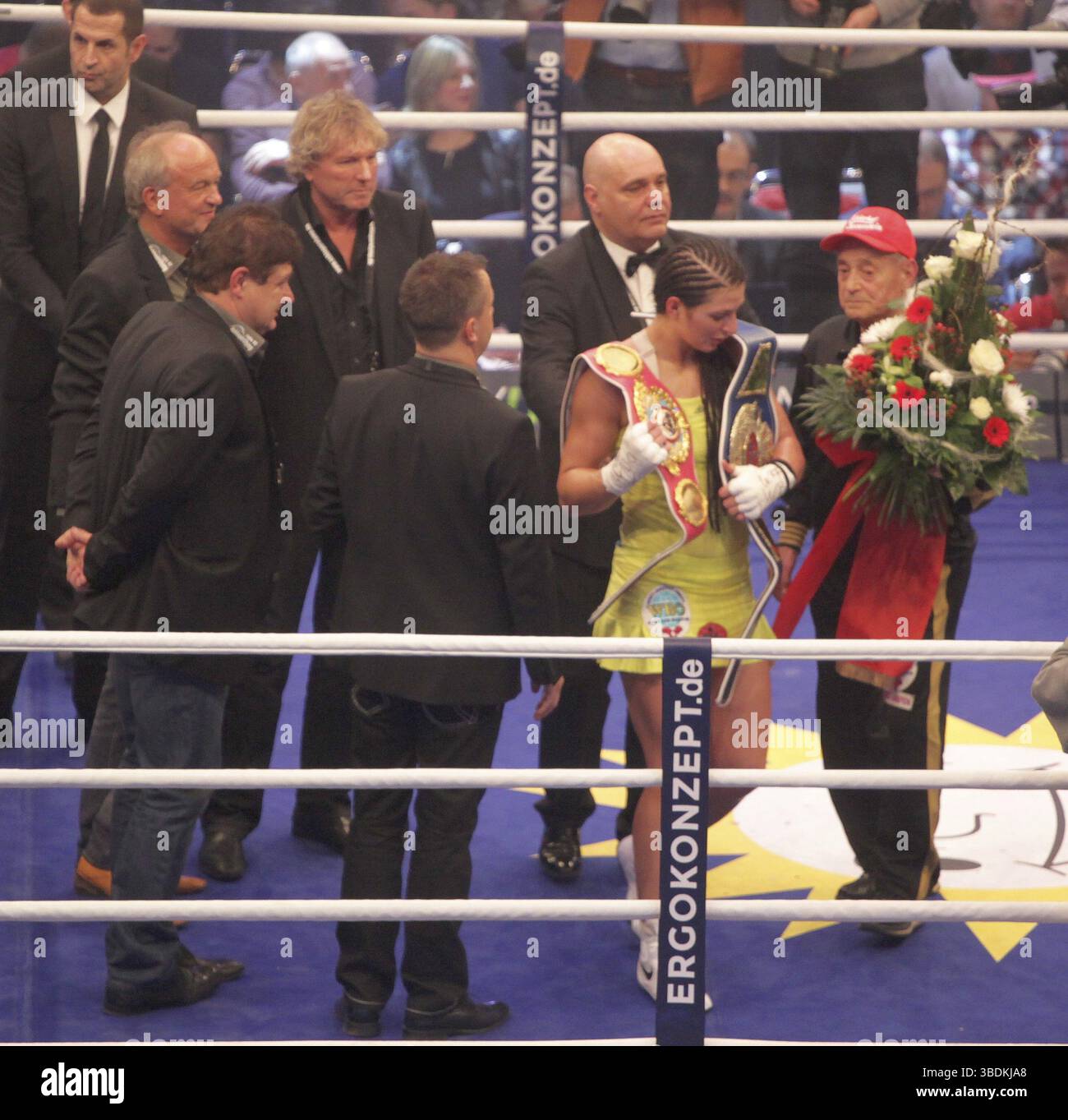 Boxer Christina Hammer with pop singer Bernhard Brink in the ring at ...
