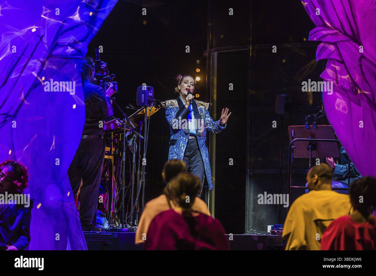 Performers:inside: Jona James Aulepp, Sila Davulcu, Malte Goebel, Kaey ...