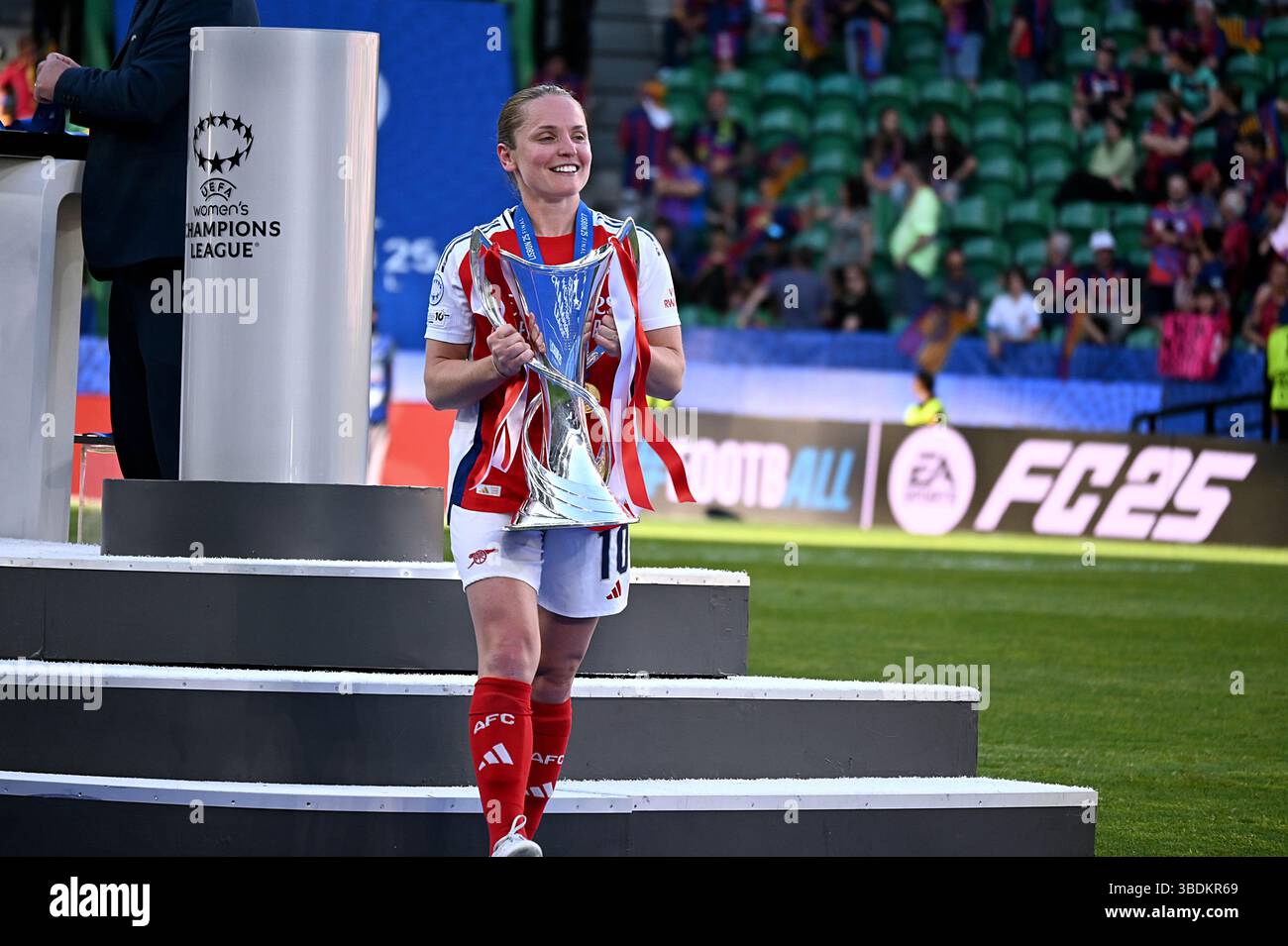 Lisboa, Portugal. 25th May, 2025. Kim Little (Arsenal Capitain) with ...