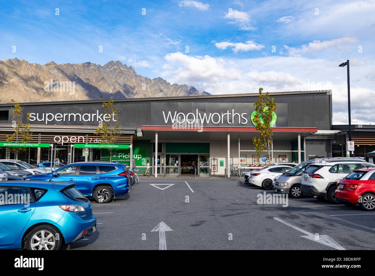 Woolworths supermarket, Queenstown, New Zealand, grocery supermarket ...
