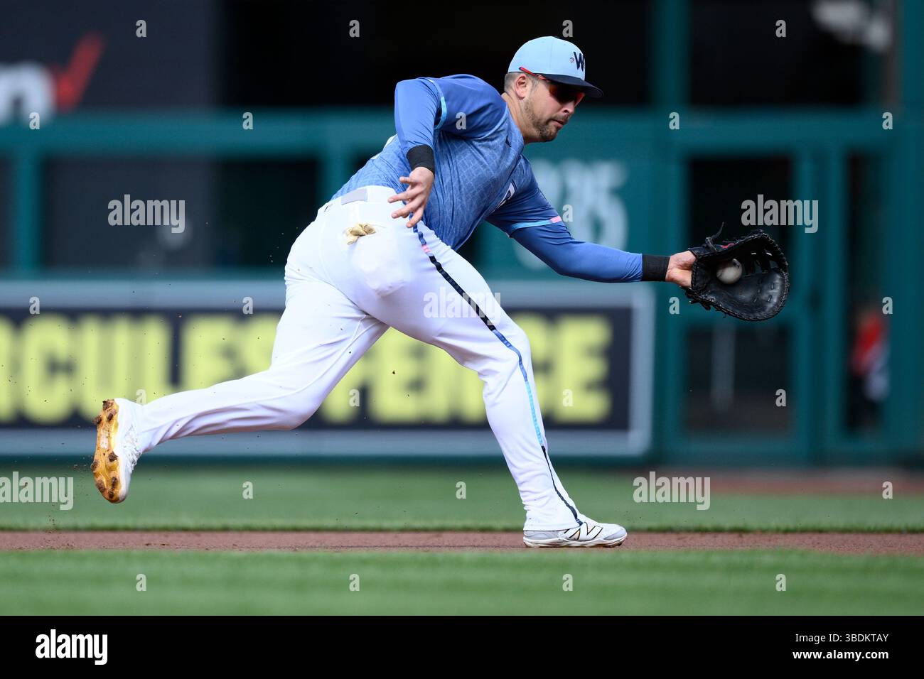 Washington Nationals first baseman Nathaniel Lowe (33) in action during ...