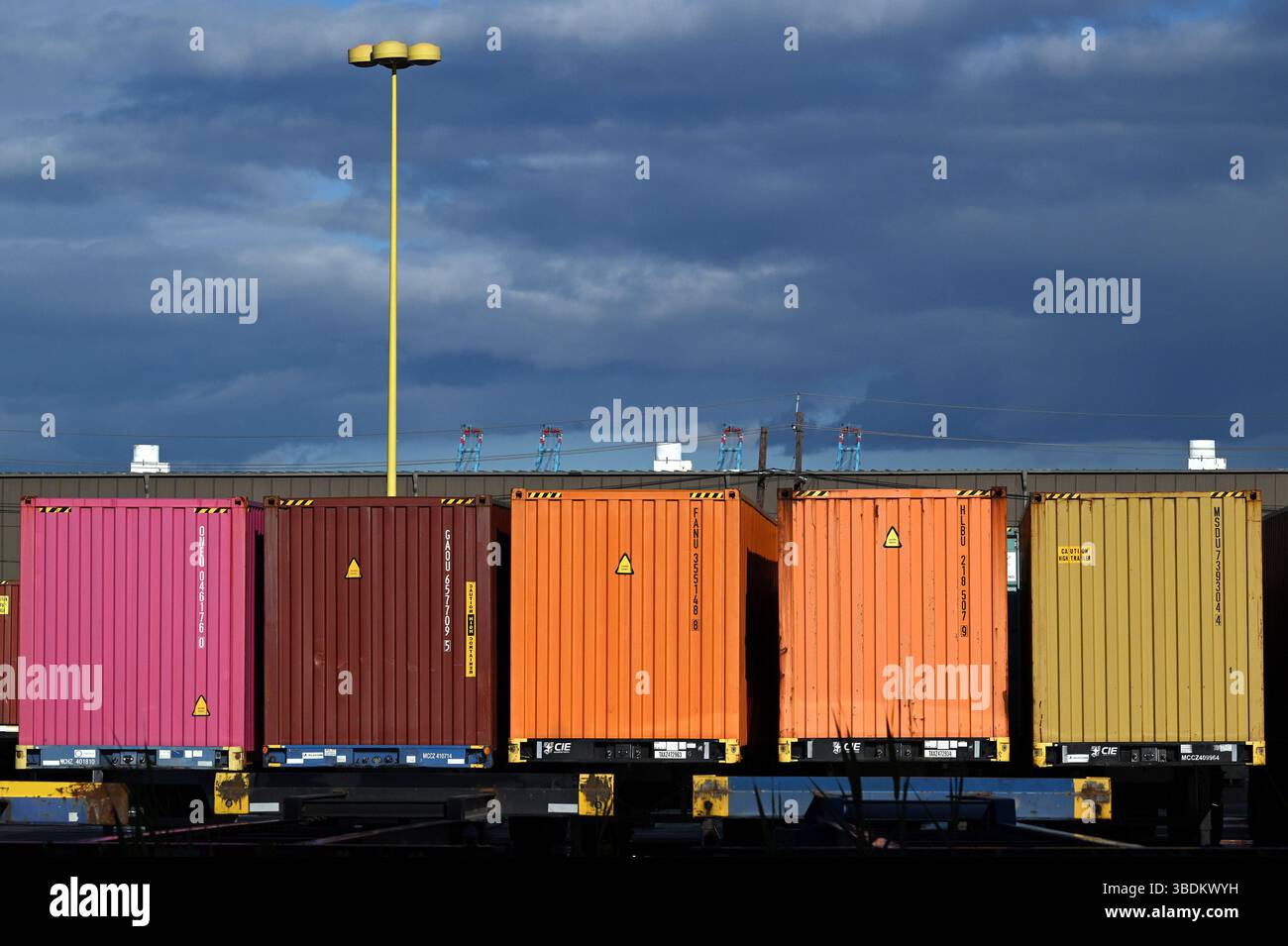 Elizabeth, USA. 24th May, 2025. View of shipping containers at a ...