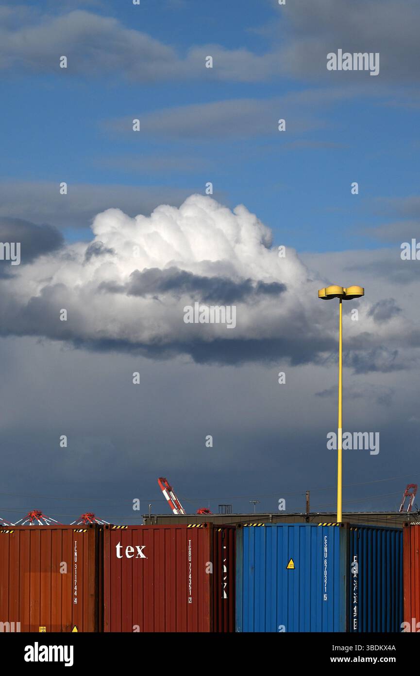 Elizabeth, USA. 24th May, 2025. View of shipping containers at a ...