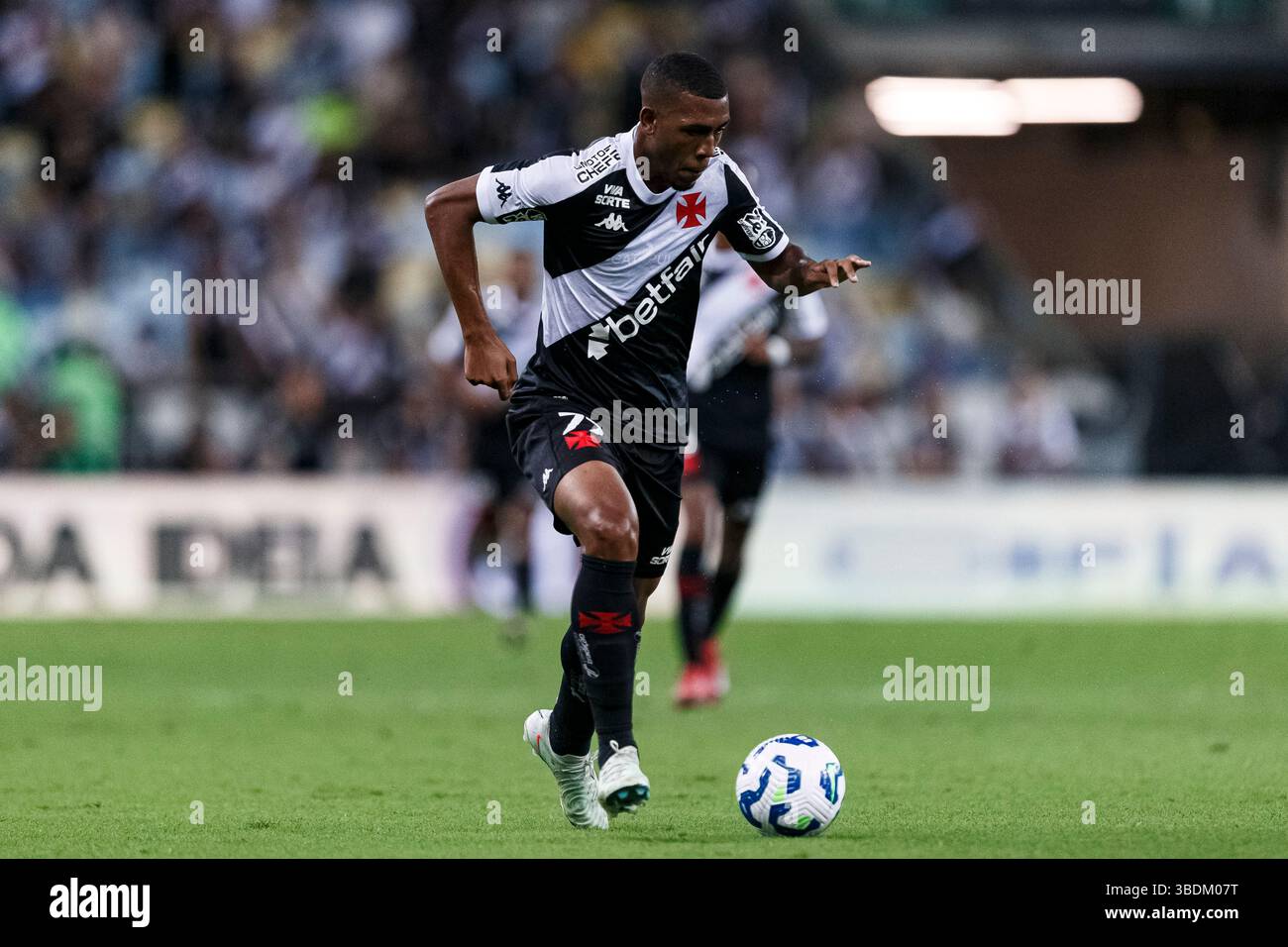 RIO DE JANEIRO, BRAZIL - MAY 24: Rayan Rocha of Vasco drives the ball ...