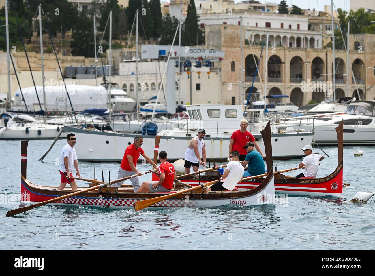 (250525) -- BIRGU, May 25, 2025 (Xinhua) -- People participate in the ...