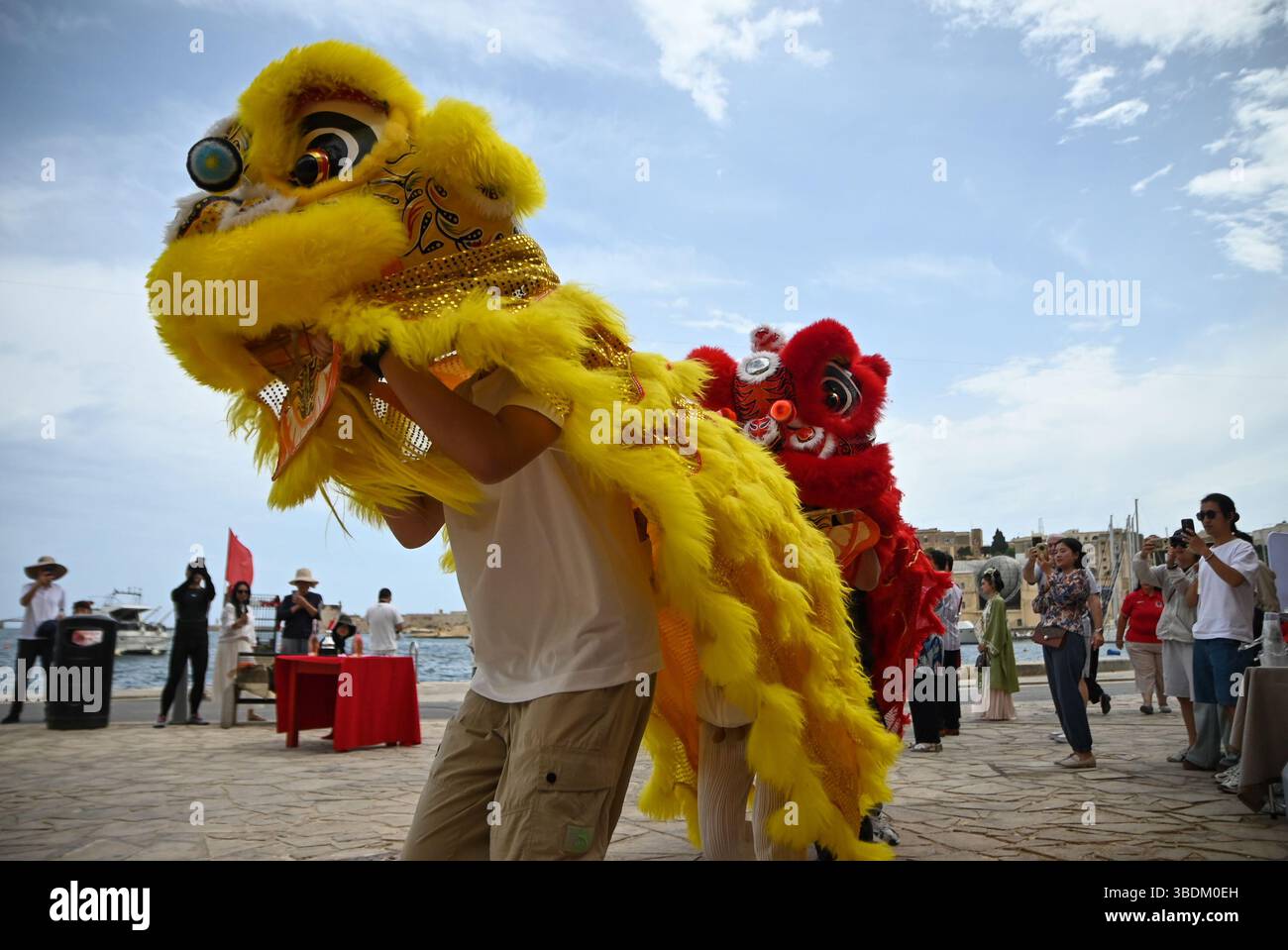 (250525) -- BIRGU, May 25, 2025 (Xinhua) -- Lion dance is performed ...