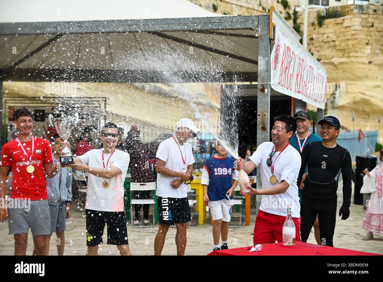 (250525) -- BIRGU, May 25, 2025 (Xinhua) -- People celebrate after the ...