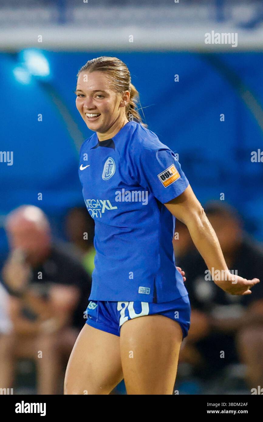 DAVIE, FL - MAY 24: Kiara Locklear (20) of Fort Lauderdale United looks ...