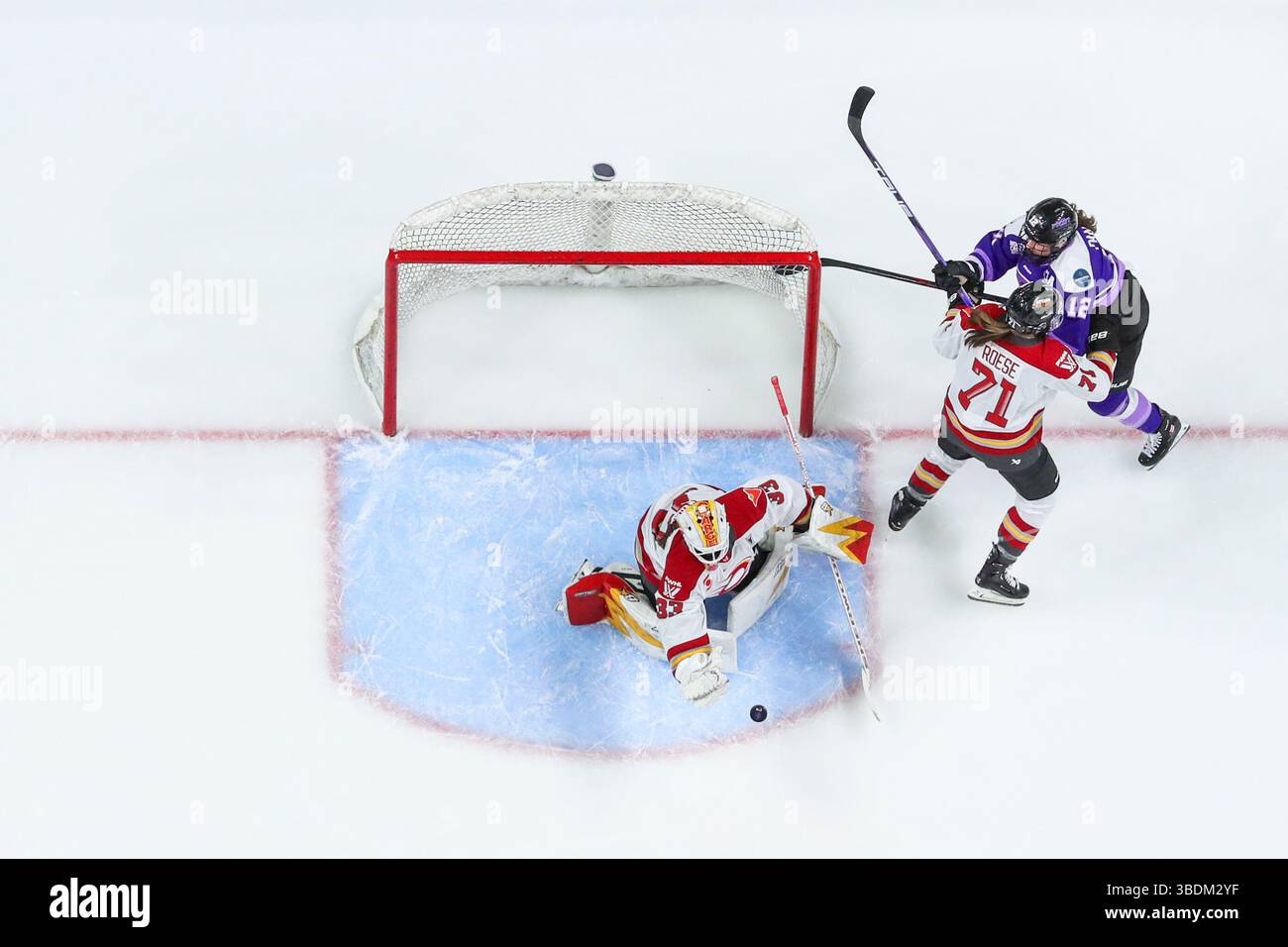 May 24th, 2025: Ottawa Charge goalie Gwyneth Philips (33) makes a save ...