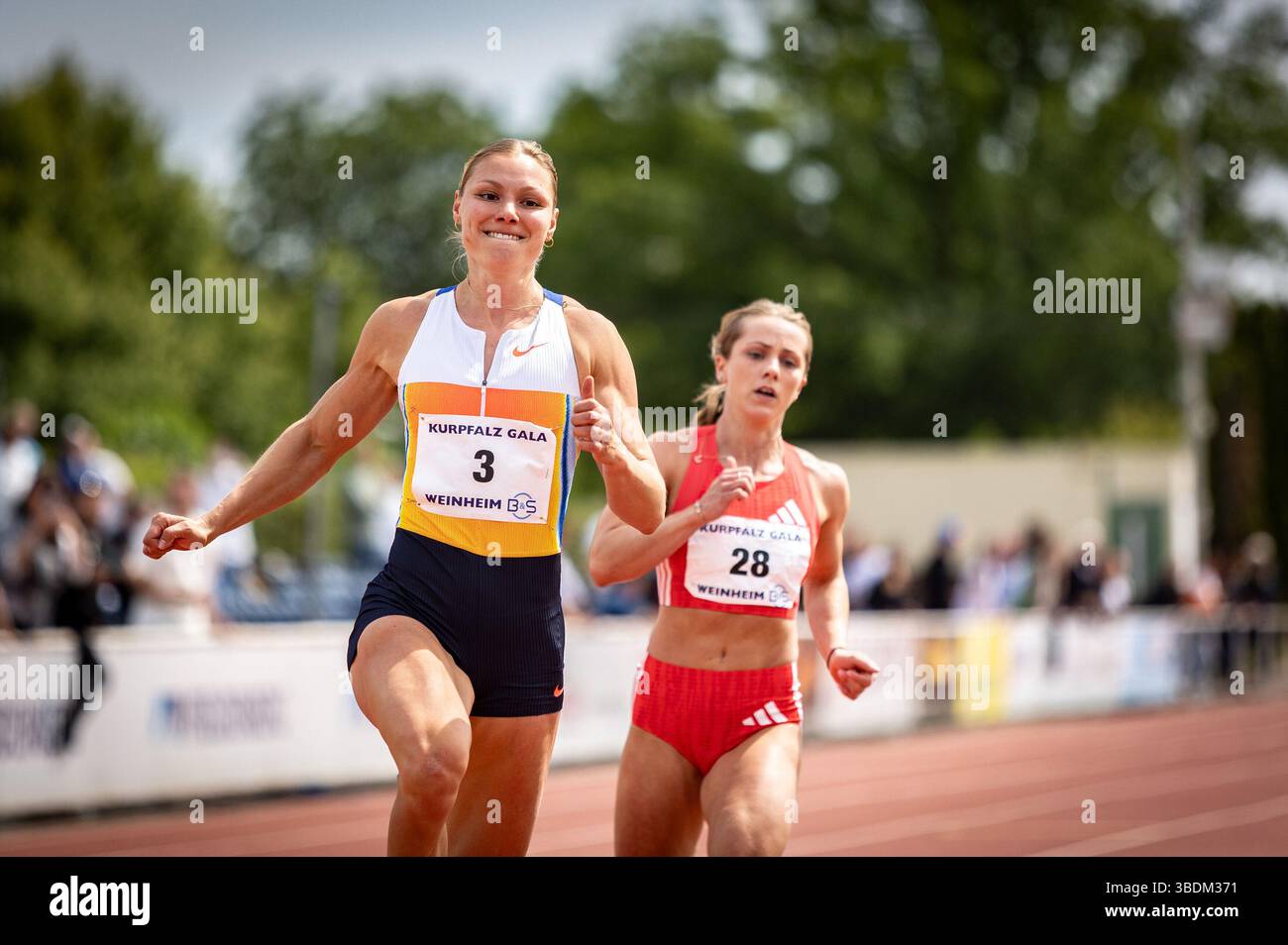 Auf der Ziellinie: Lisa Mayer (GER/Sprintteam Wetzlar) freut sich ?ber ...
