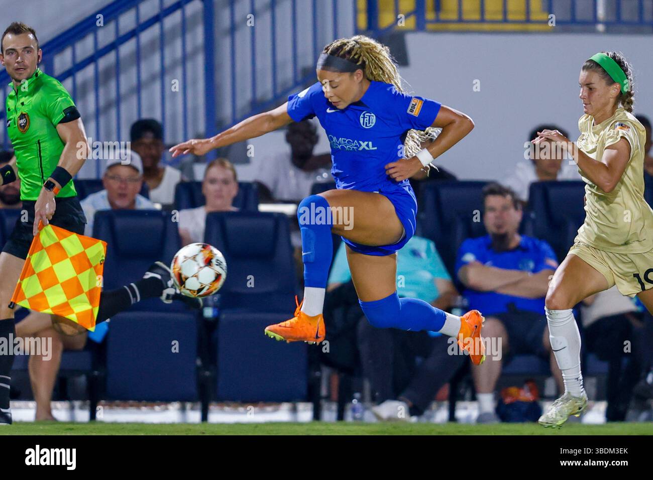 DAVIE, FL - MAY 24: Jorian Baucom (9) of Fort Lauderdale United ...