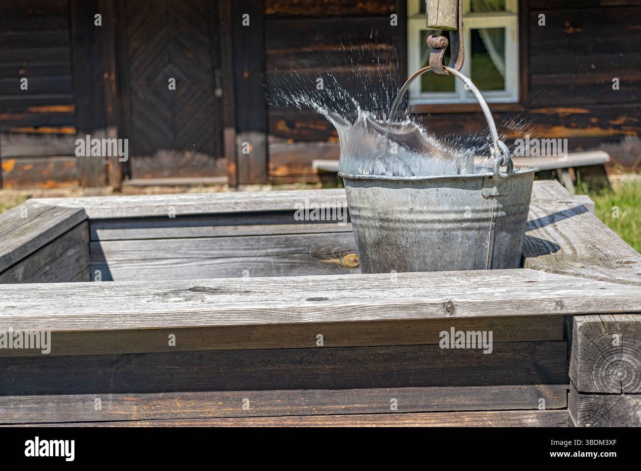 Water splashes from bucket hi-res stock photography and images - Alamy