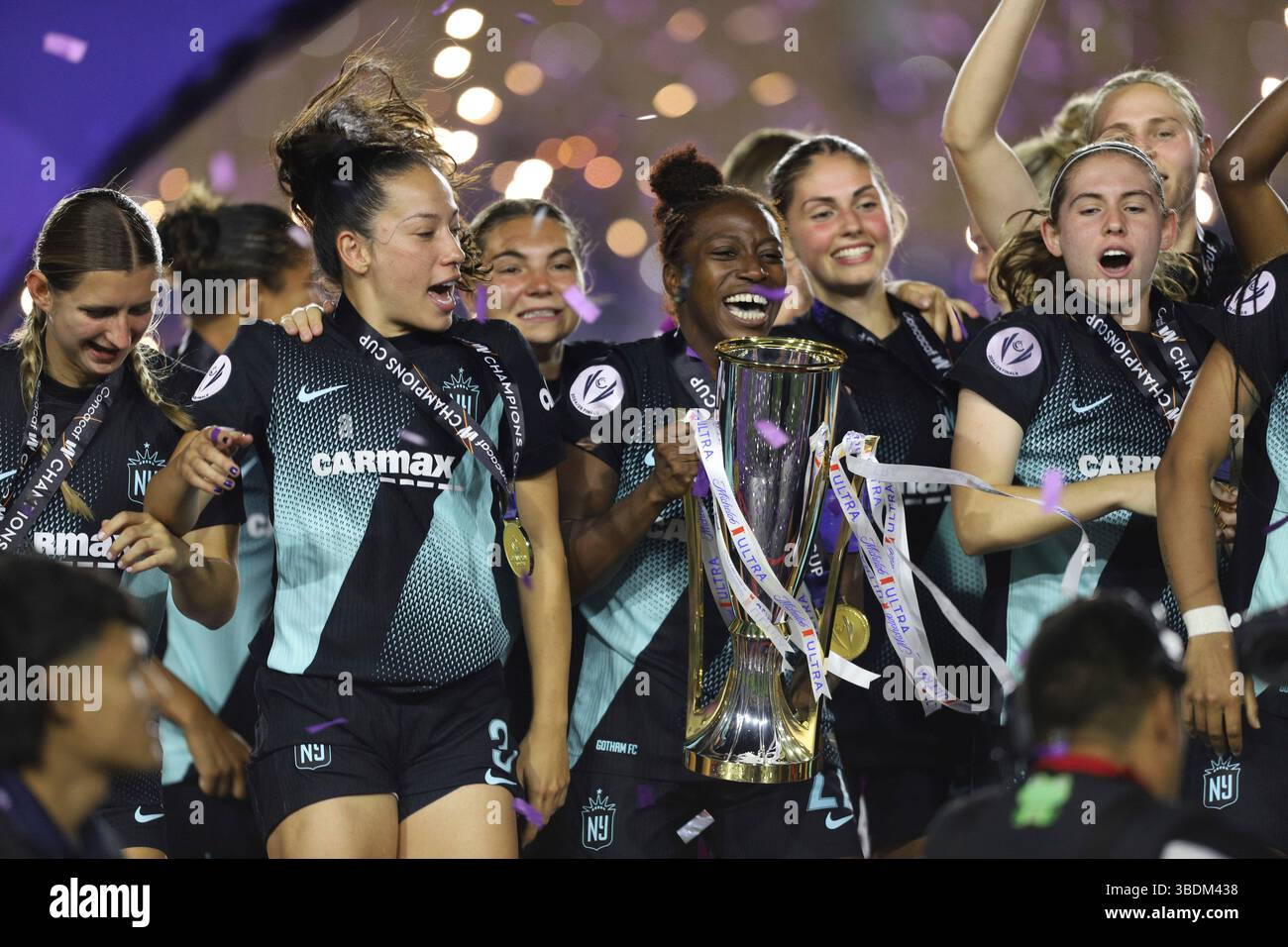 Players of U.S' NJ/NY Gotham FC XX lift the trophy after winning the ...
