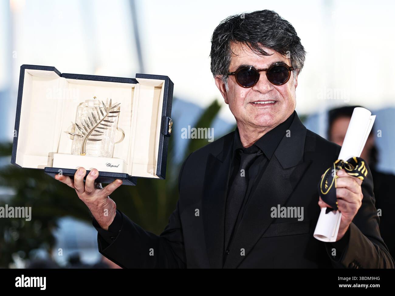 Cannes, France. 24th May, 2025. Iranian director Jafar Panahi poses with the trophy during a ...
