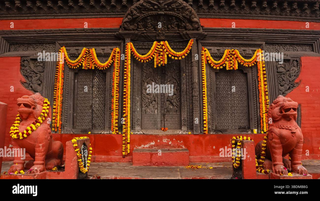 India, Uttar Pradesh, Varanasi, Shri Samrajyeshwar Pashupatinath ...