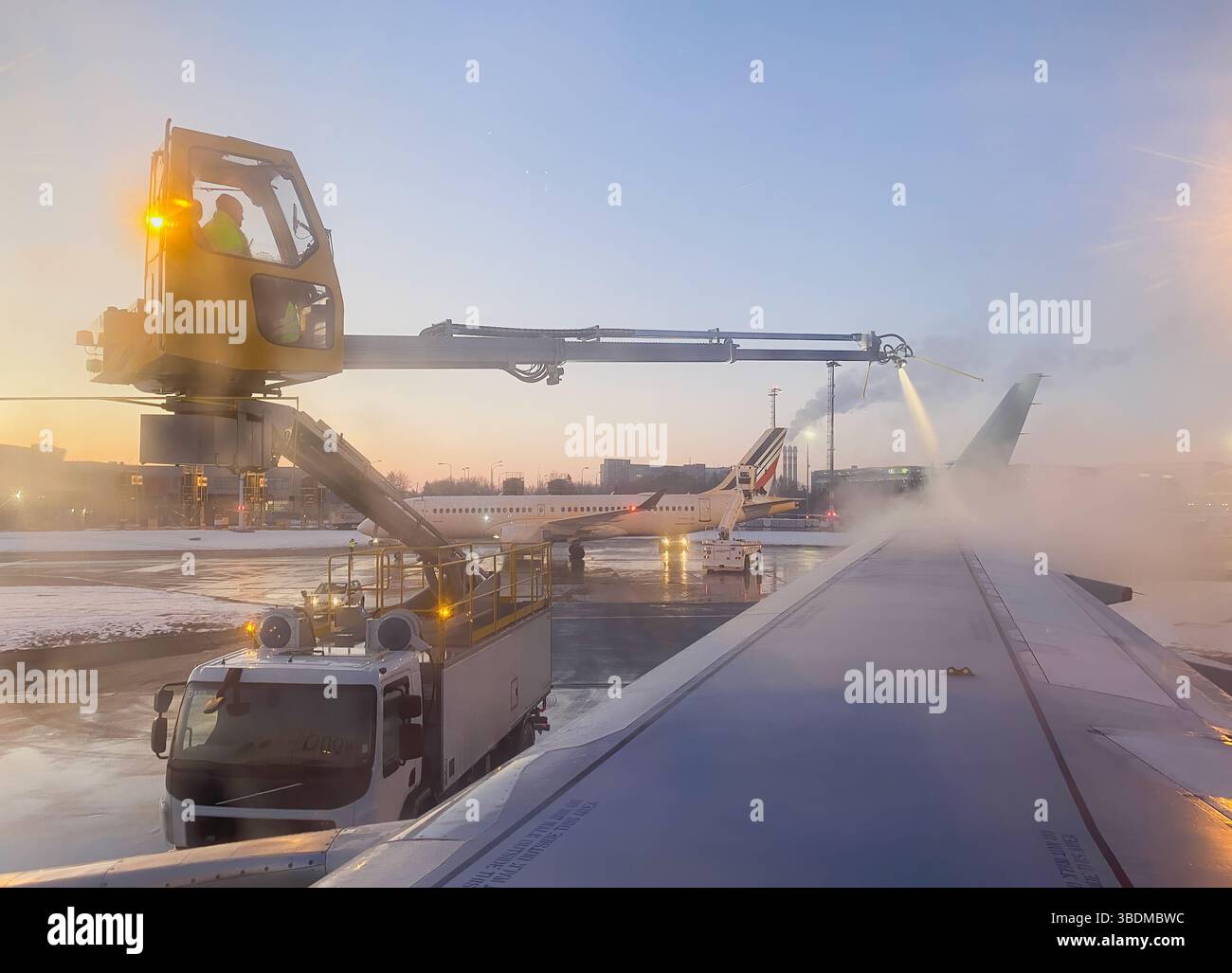 Airport attendants de icing hi-res stock photography and images - Alamy