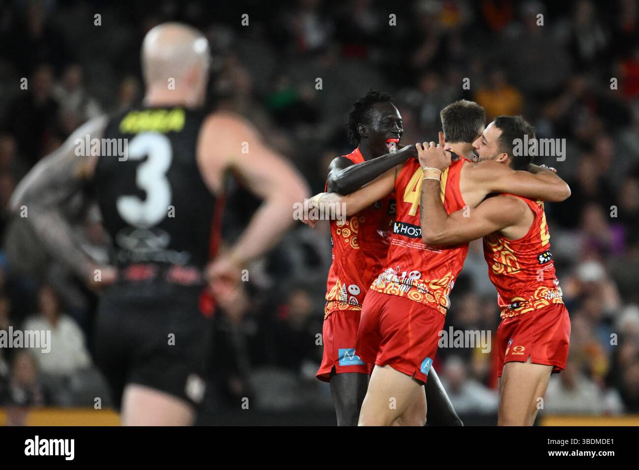 Melbourne, Australia. 25th May, 2025. Ben Long of the Suns (right ...