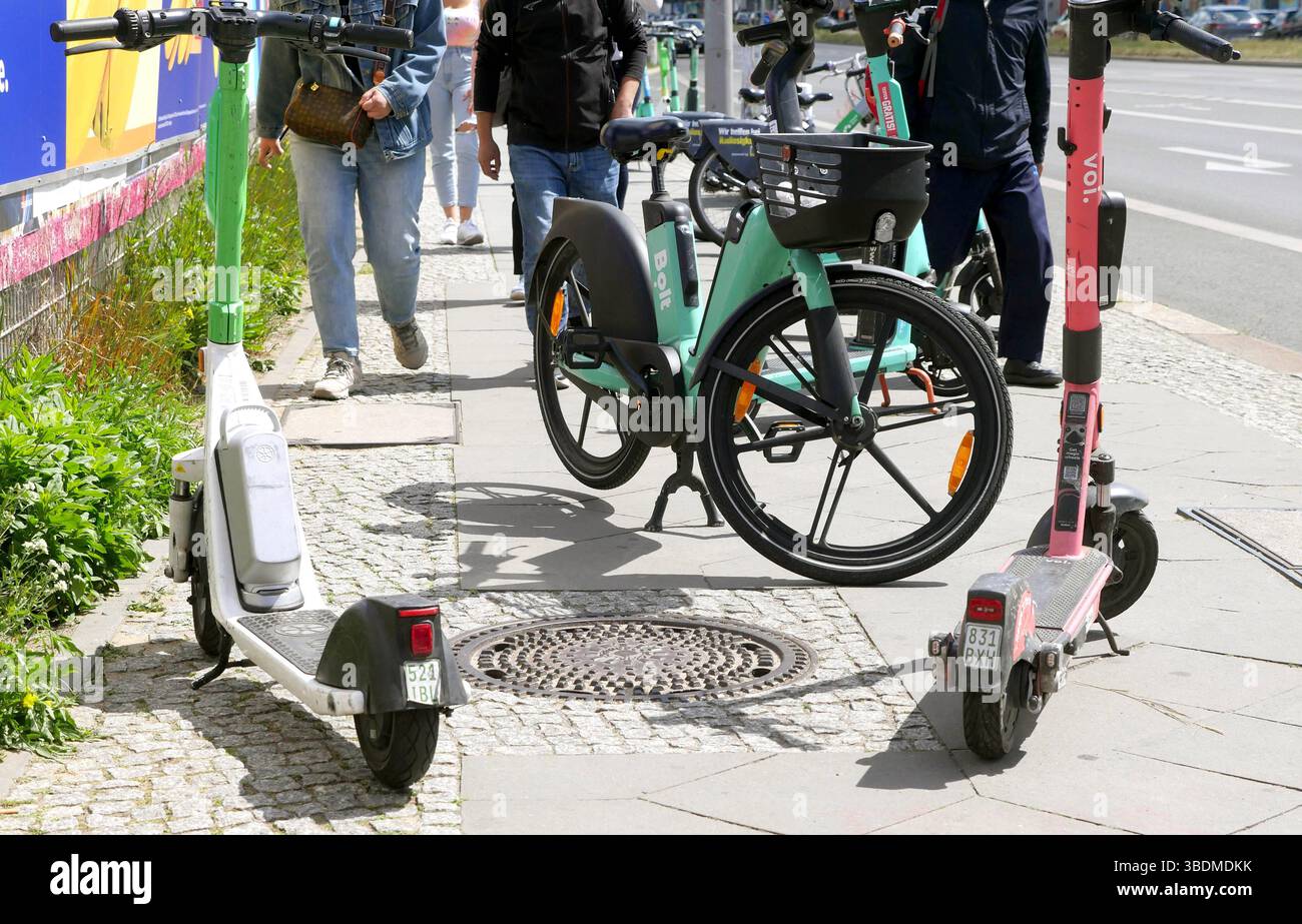 25.04.2025, Berlin - Deutschland. Mitten auf dem Bürgersteig ...
