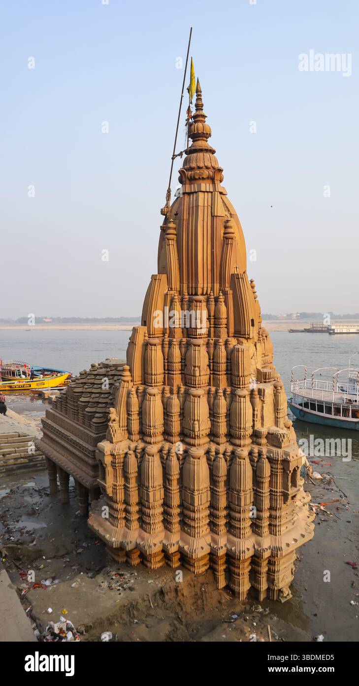 India, Uttar Pradesh, Varanasi, Ratneshwar Mahadev Temple, The Leaning ...