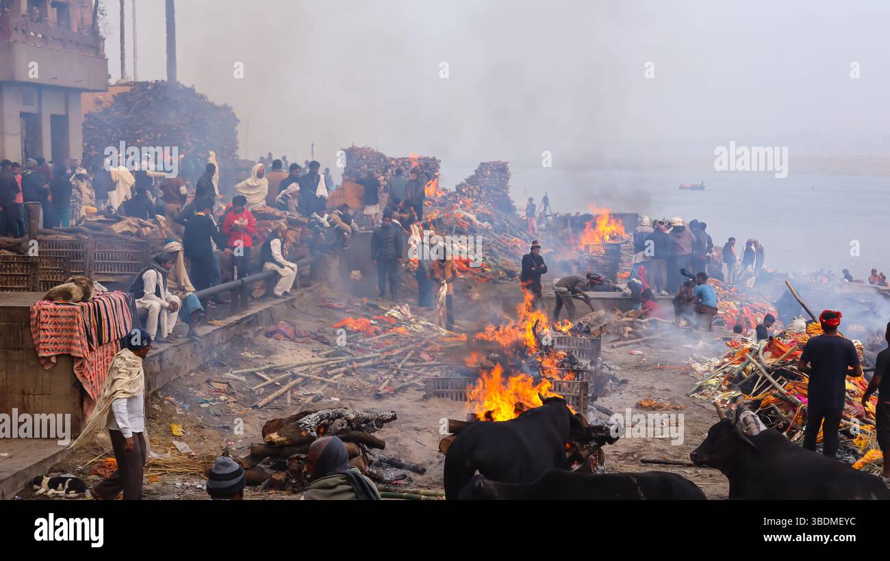 India, Varanasi, The ceremony of cremation in the Manikarnika Ghat ...