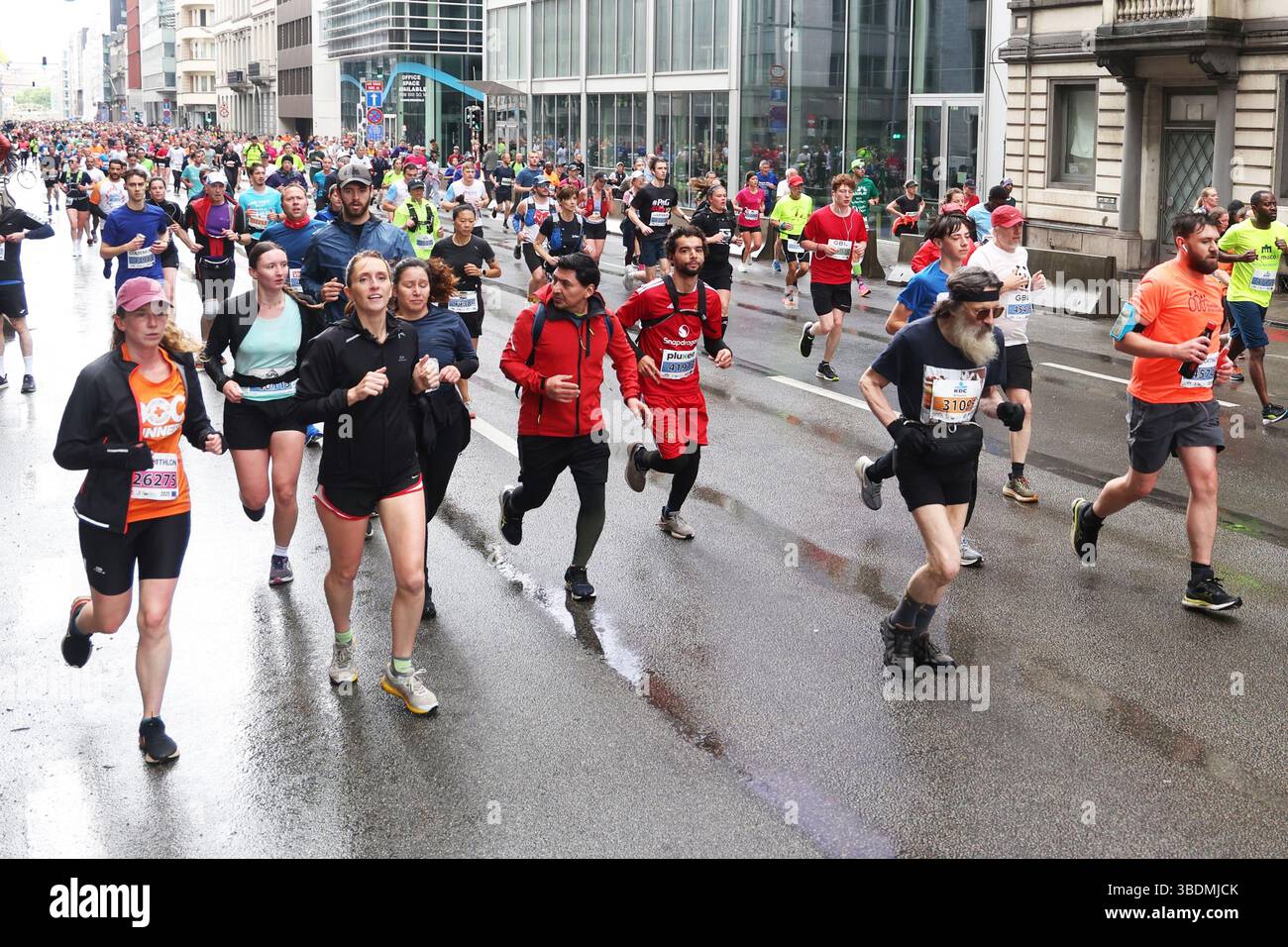 Brussels, Belgium. 25th May, 2025. Runners pictured at the rue Belliard ...