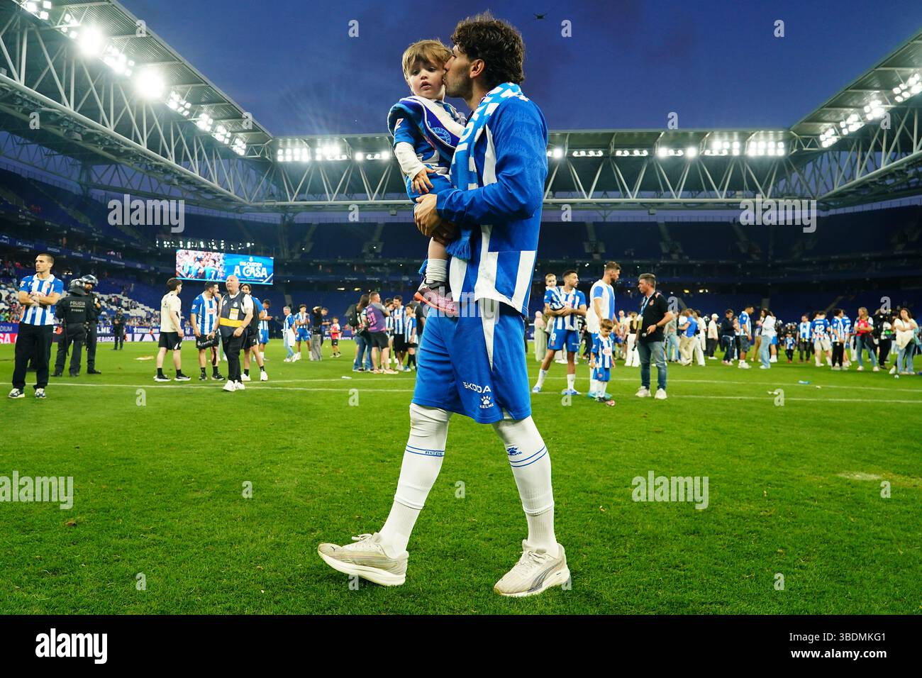 Barcelona, Spain. 25th May, 2024. Leandro Cabrera of RCD Espanyol with his son during the La ...