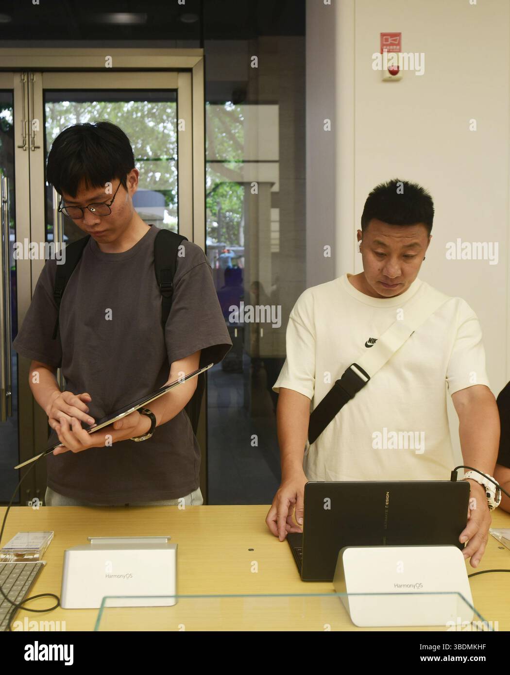 HANGZHOU, CHINA - MAY 25, 2025 - Customers experience the HarmonyOS MateBook Pro computer ...