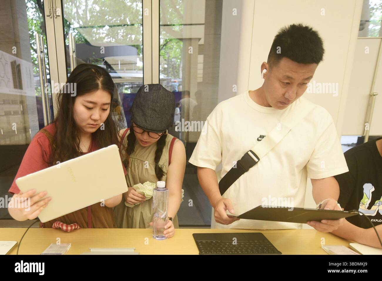 HANGZHOU, CHINA - MAY 25, 2025 - Customers experience the HarmonyOS MateBook Pro computer ...