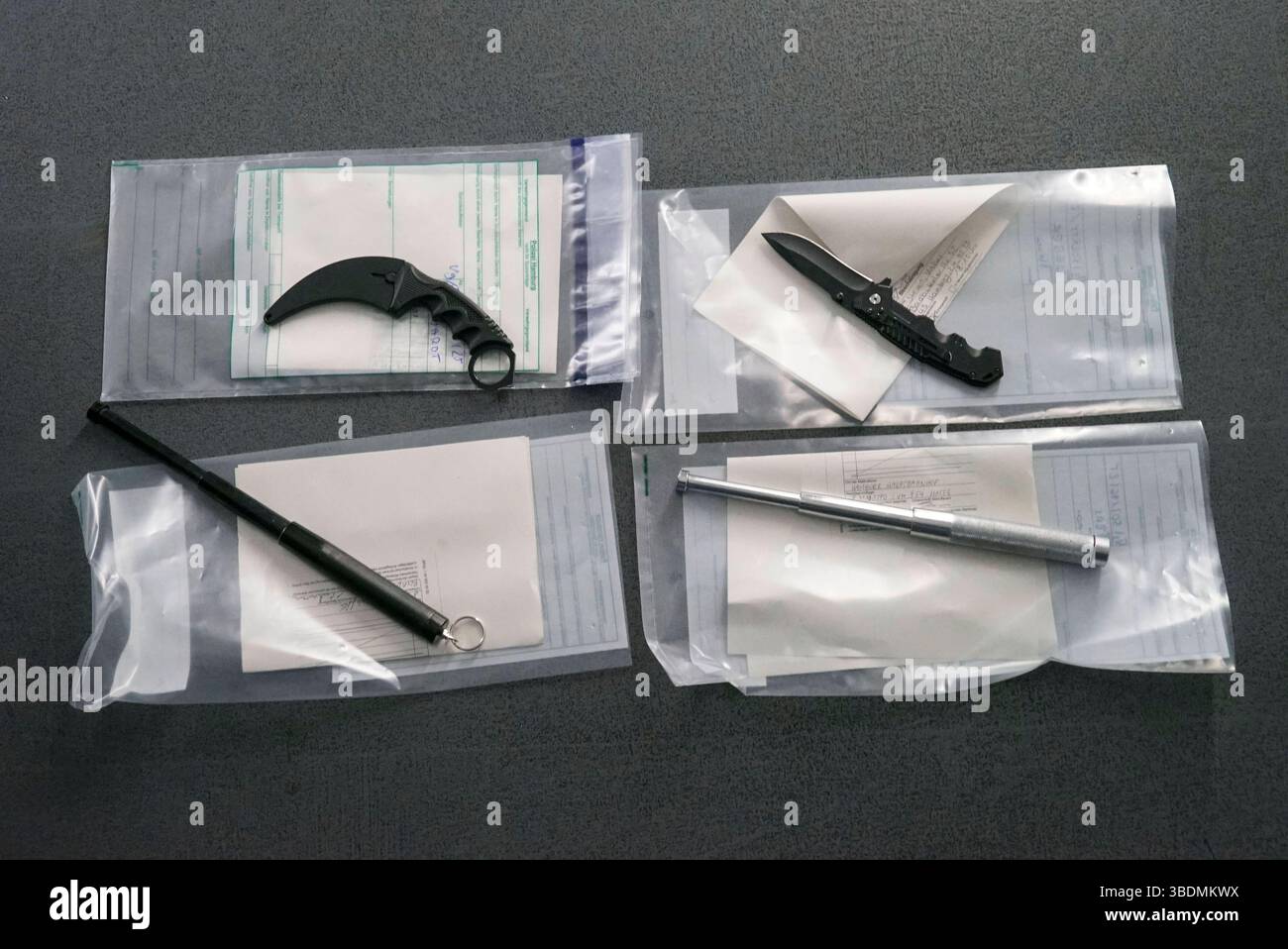 WAFFENKONTROLLE-Sichergestelle verbotene Messer Stagstoecke.Eine Grosse ...