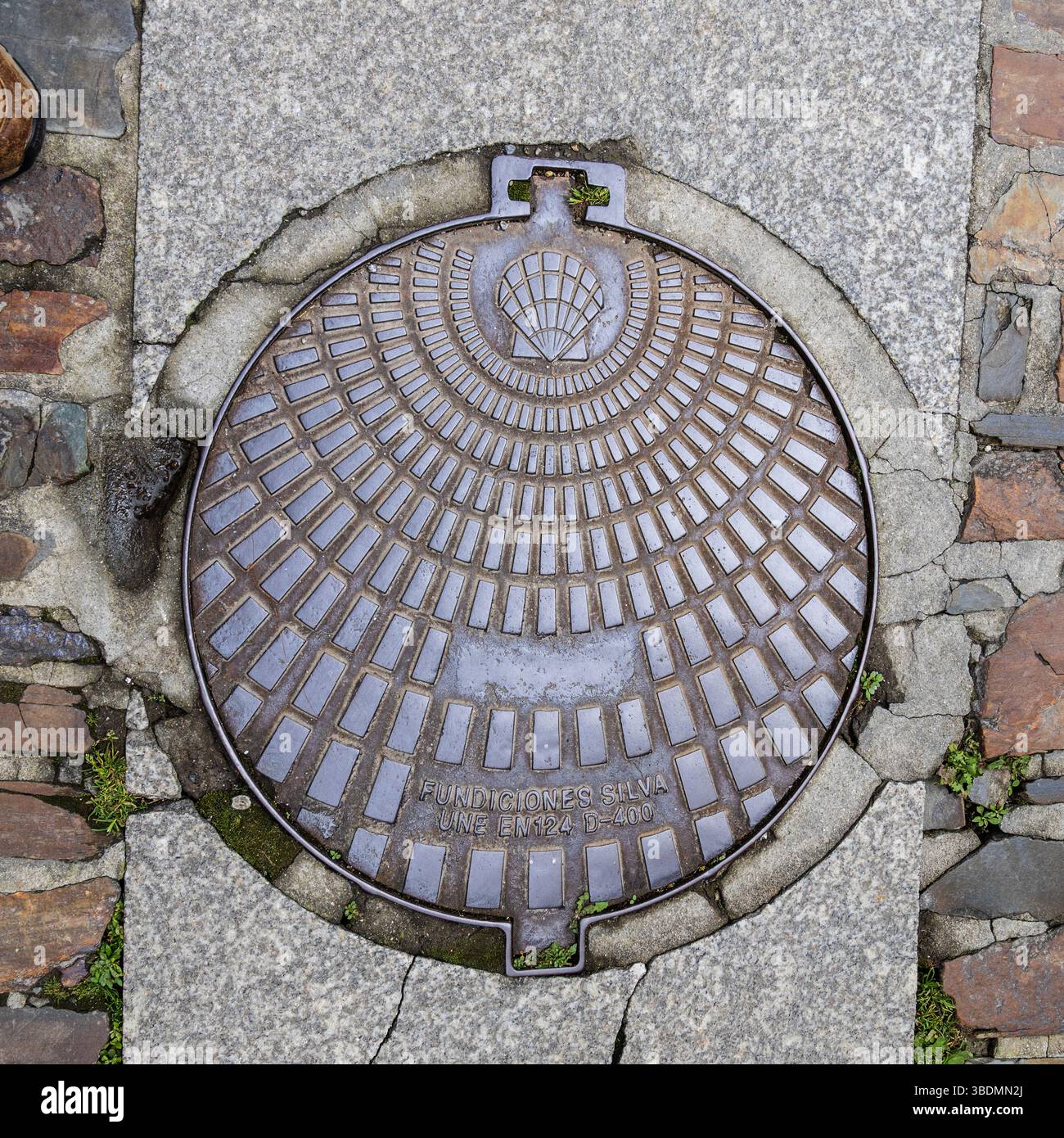 Manhole cover scallop shell hi-res stock photography and images - Alamy