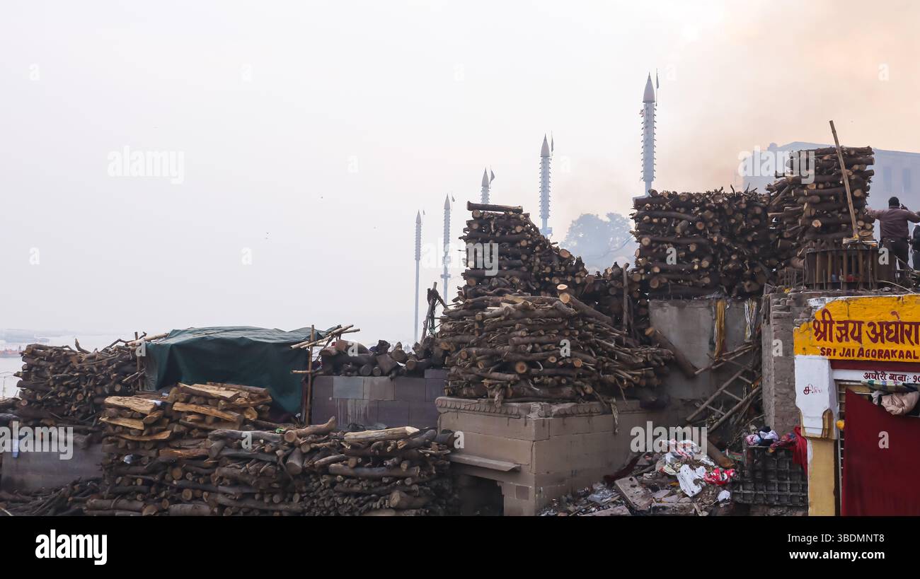 India, Varanasi, The ceremony of cremation in the Manikarnika Ghat ...