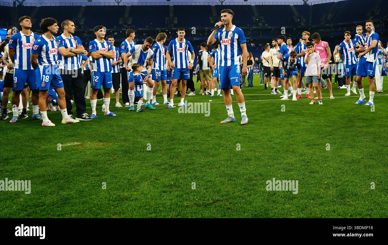 Javi Puado of RCD Espanyol speaks to the fans during the La Liga match ...