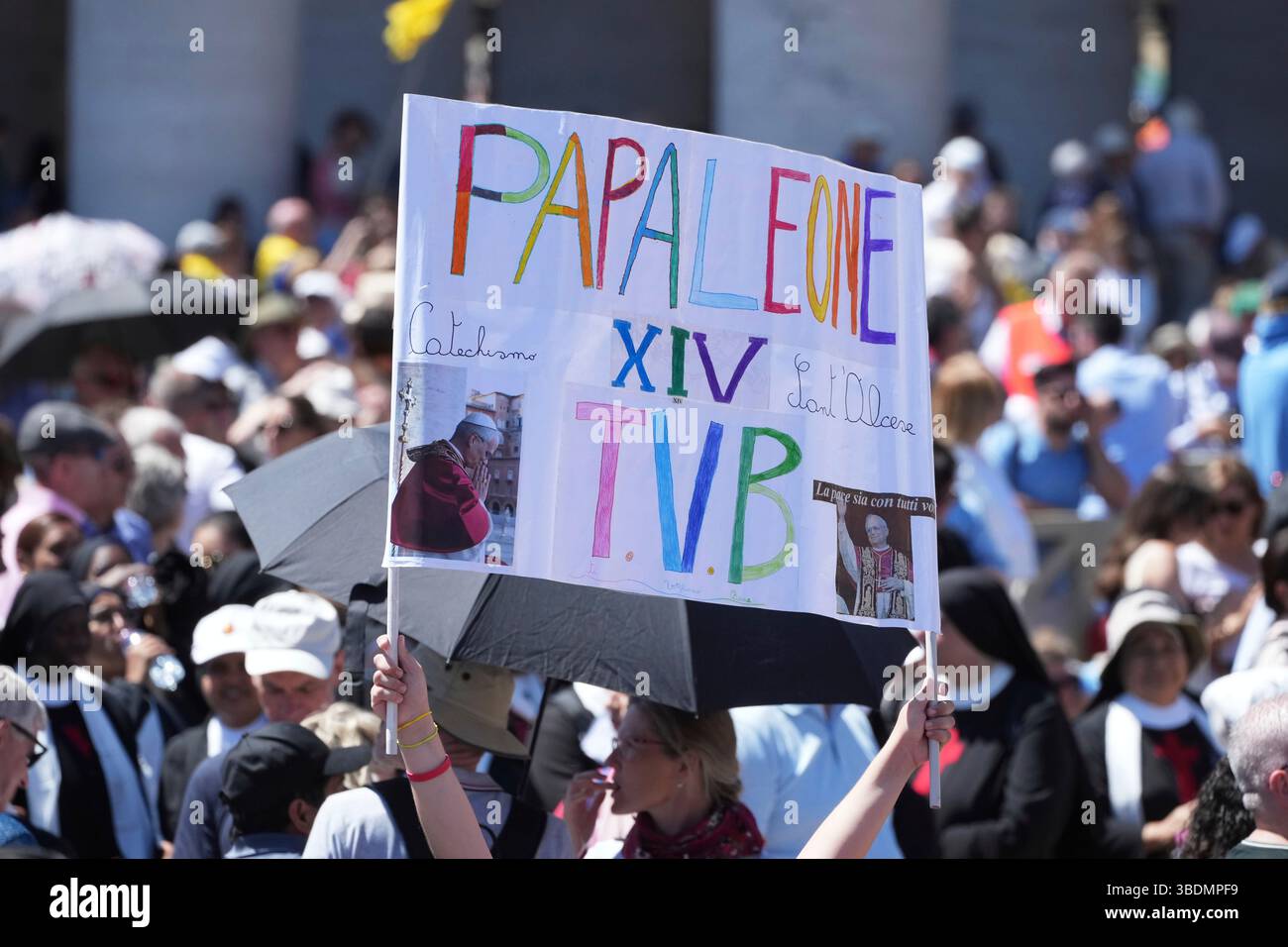 Faithful hold a banner reading "Pope Leo XIV I love you", ahead of Pope ...