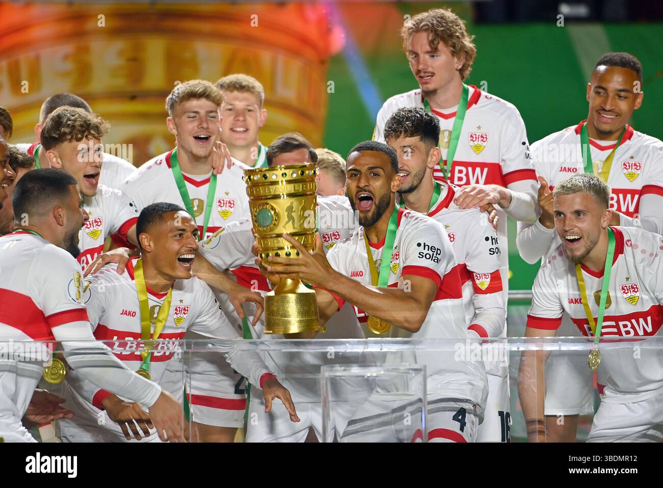 Team photo, team, squad, team photo, Josha VAGNOMAN (VFB Stuttgart) with cup, cup, trophy ...