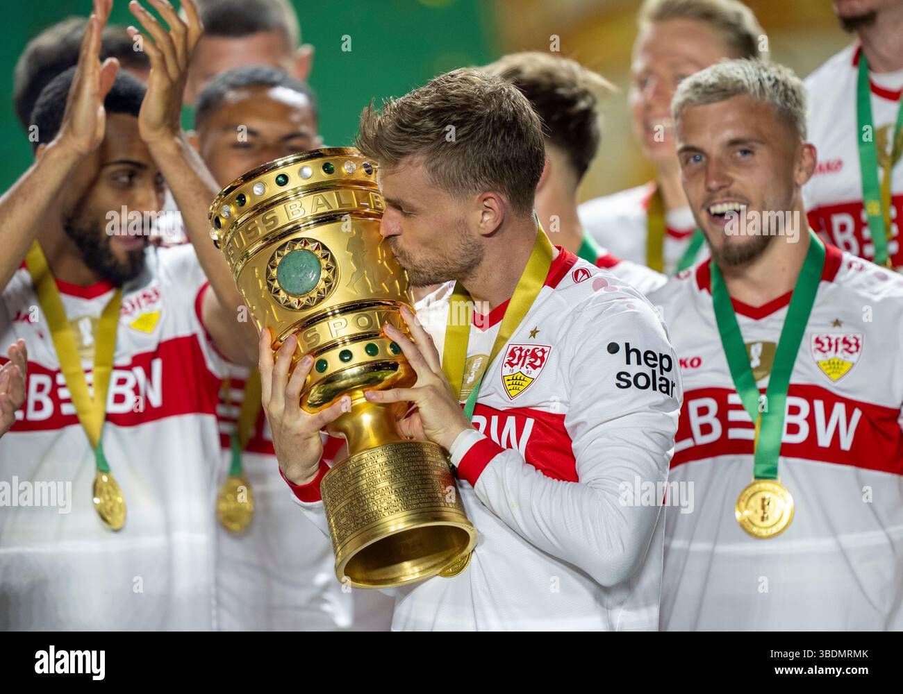 Berlin, Deutschland. 10th Jan, 2024. Maximilian Mittelstaedt (VfB Stuttgart, #7) mit dem Pokal ...