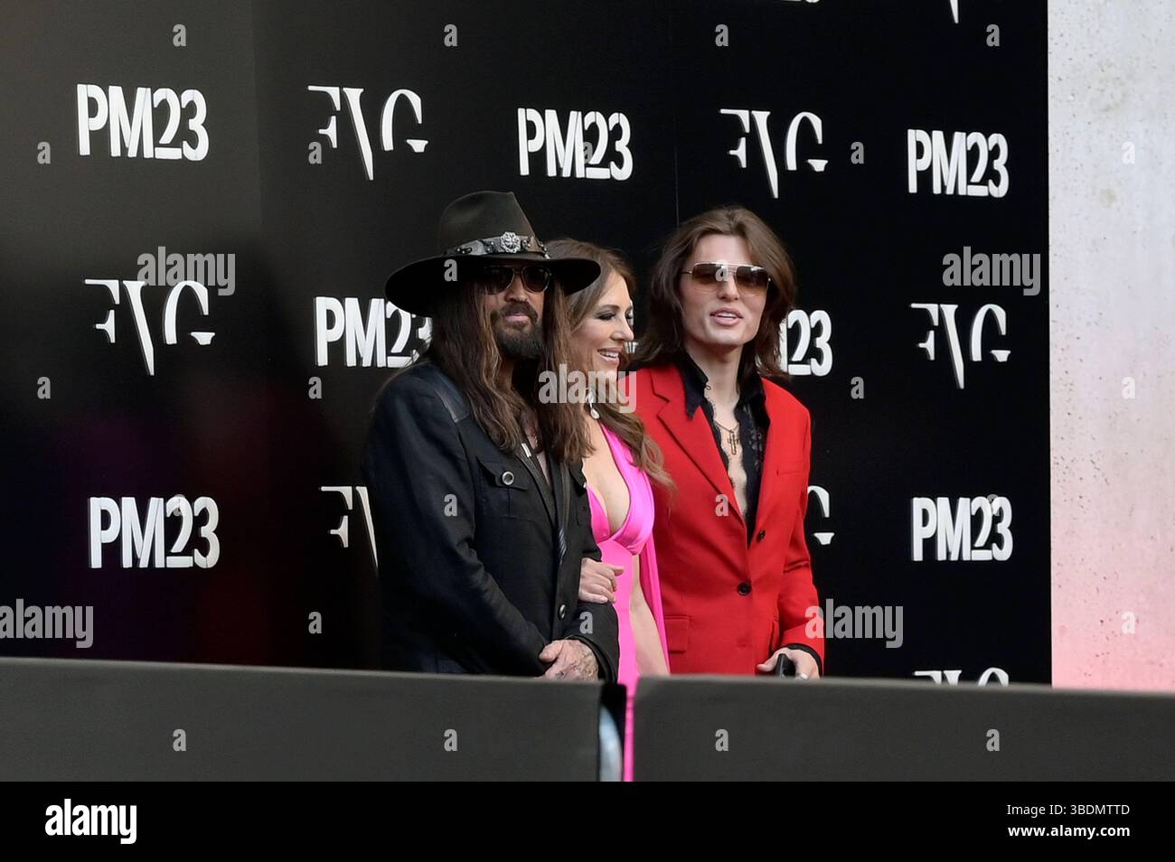 Billy Ray Cyrus, Elizabeth Hurley und Damian Hurley bei der Ankunft zum ...