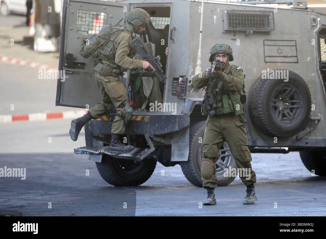 Soldier from military intelligence hi-res stock photography and images ...