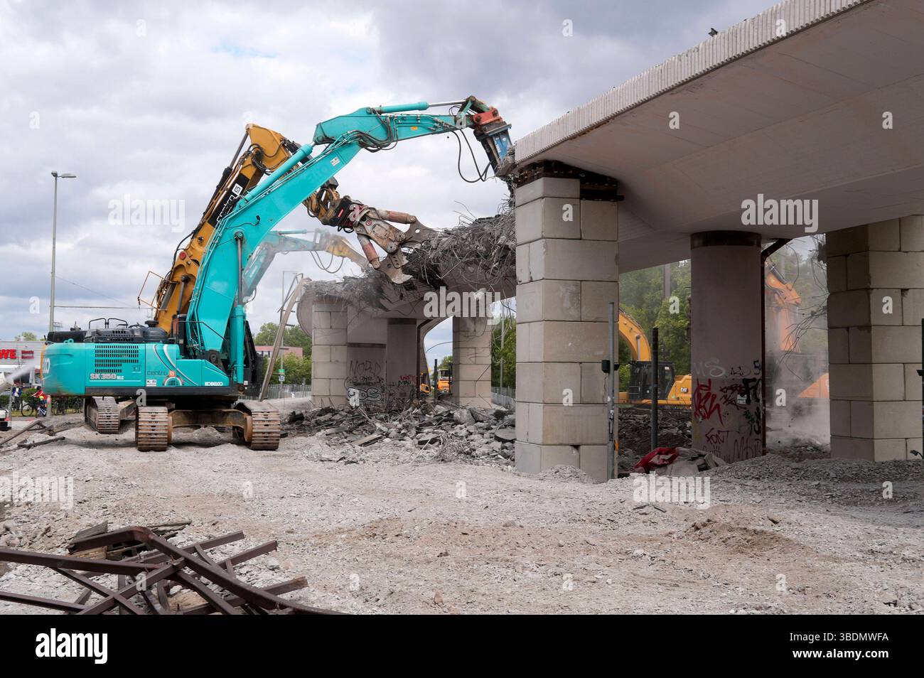 Der Abriss der maroden Brücke an der Wuhlheide Oberschöneweide geht zügig voran. Bereits am 2 ...