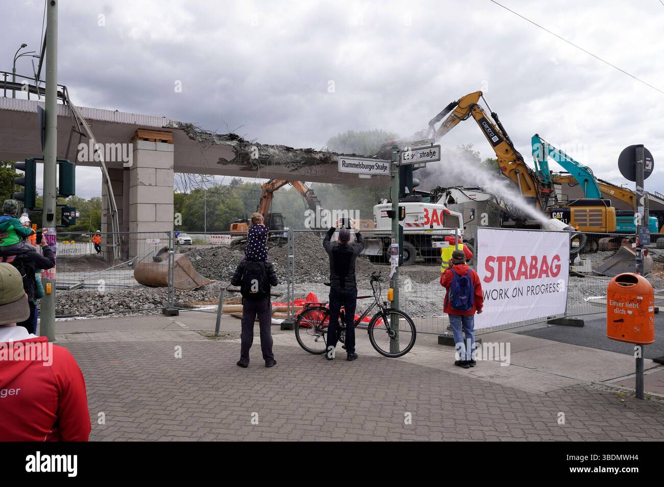 Der Abriss der maroden Brücke an der Wuhlheide Oberschöneweide geht zügig voran. Bereits am 2 ...