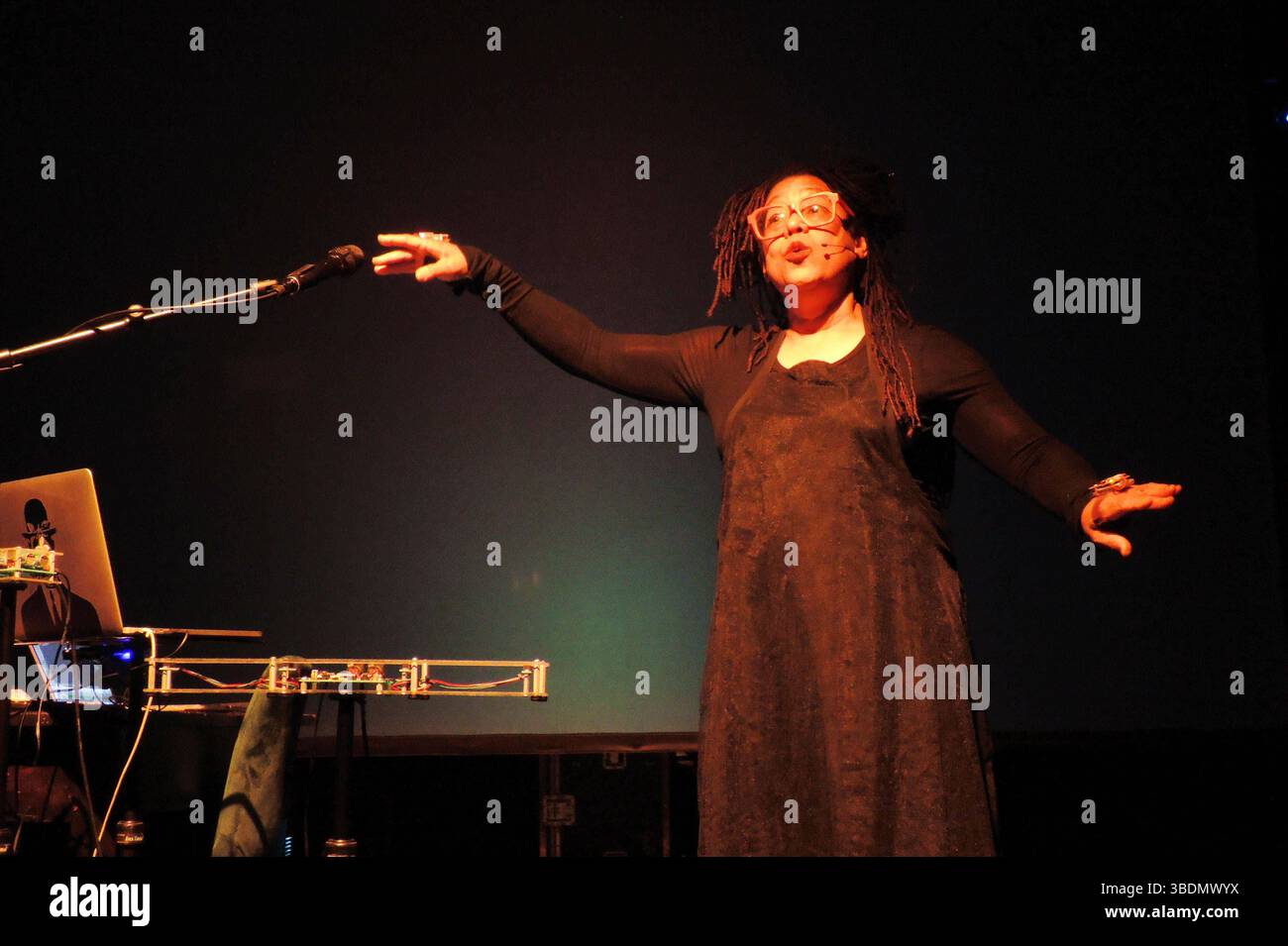 Die amerikanische Klangkünstlerin Pamela Z beim Festival Blaues ...