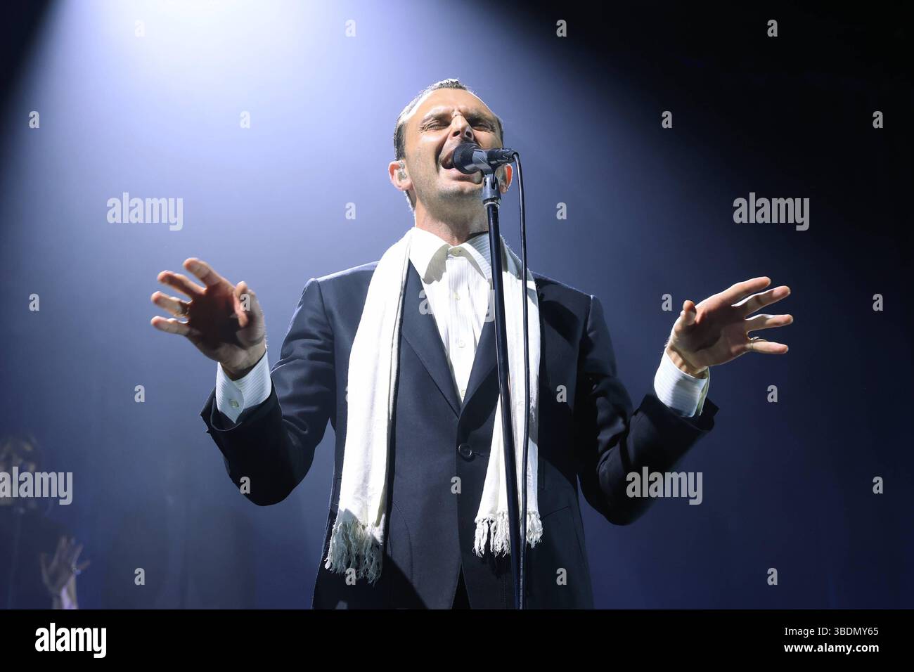 24.05.2025, Hurts, Saenger Theo Hutchcraft, im Konzert live im ...