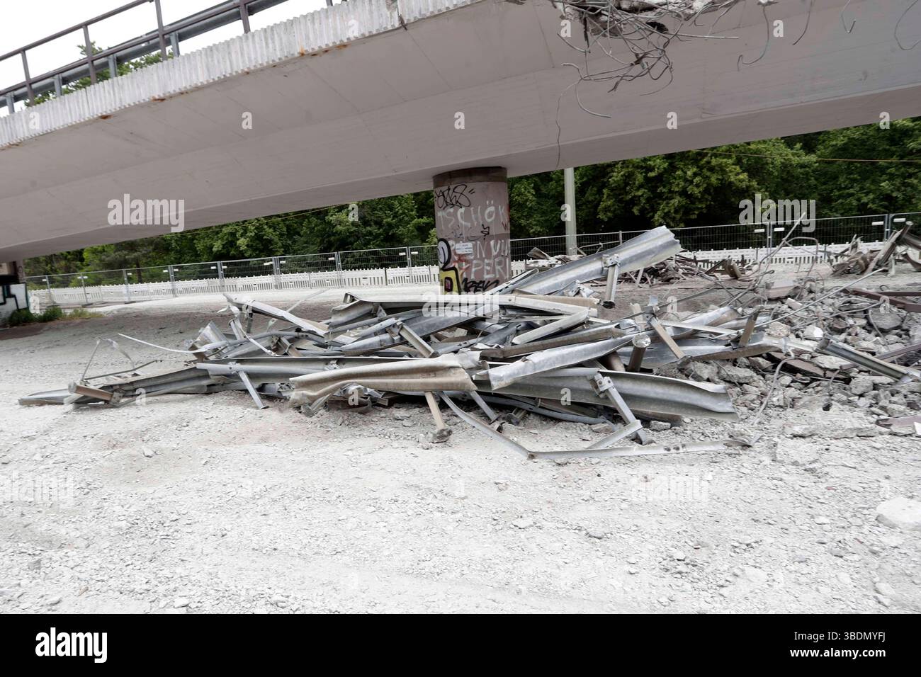 25.05.2025, Brücke Straße An der Wuhlheide wird abgerissen, aufgrund der bestehenden ...