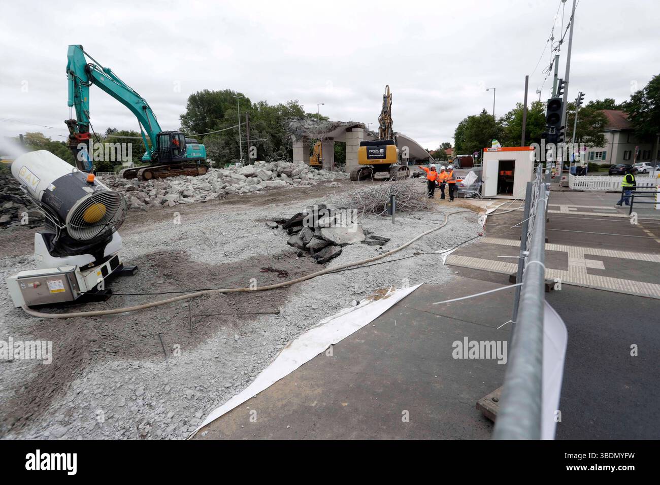 25.05.2025, Brücke Straße An der Wuhlheide wird abgerissen, aufgrund der bestehenden ...