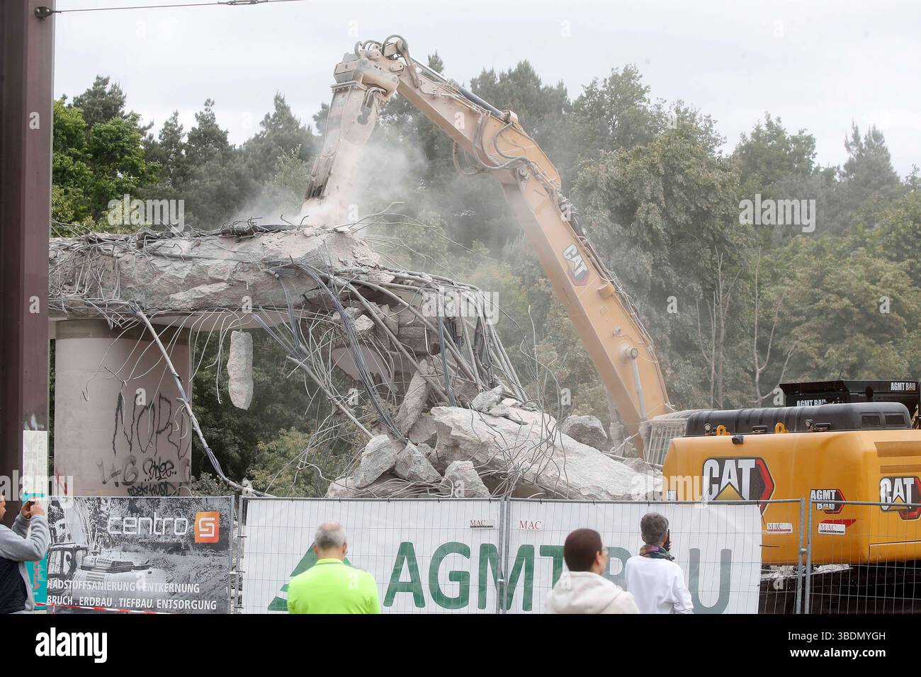25.05.2025, Brücke Straße An der Wuhlheide wird abgerissen, aufgrund der bestehenden ...