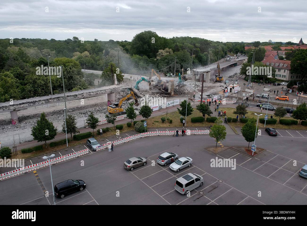 25.05.2025, Brücke Straße An der Wuhlheide wird abgerissen, aufgrund der bestehenden ...