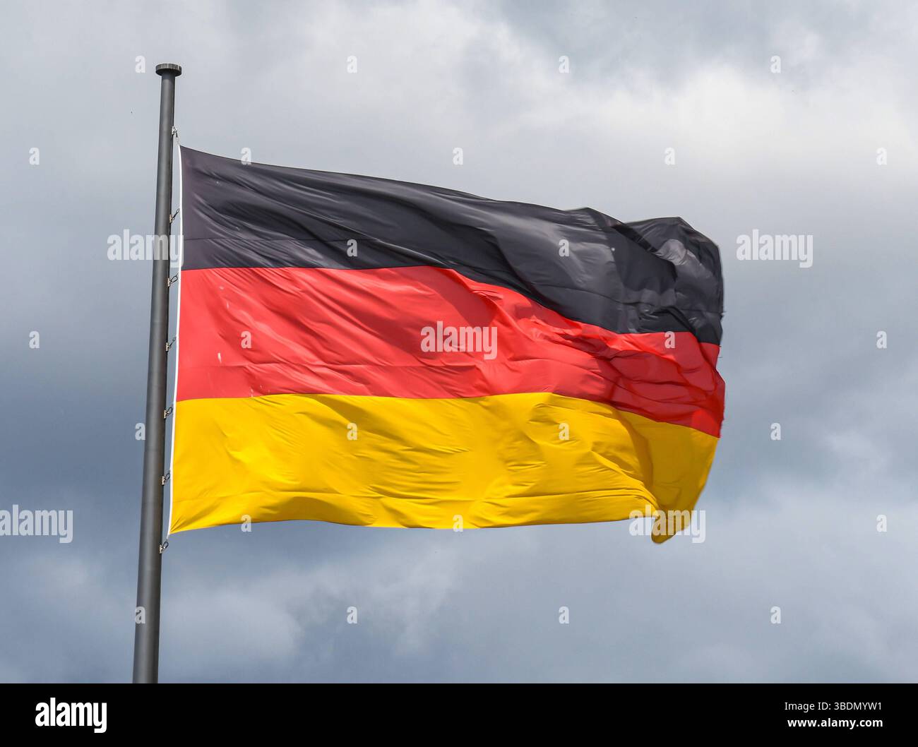 Die deutsche Fahne schwarz-rot-gold weht vor dem Reichstag in Berlin ...