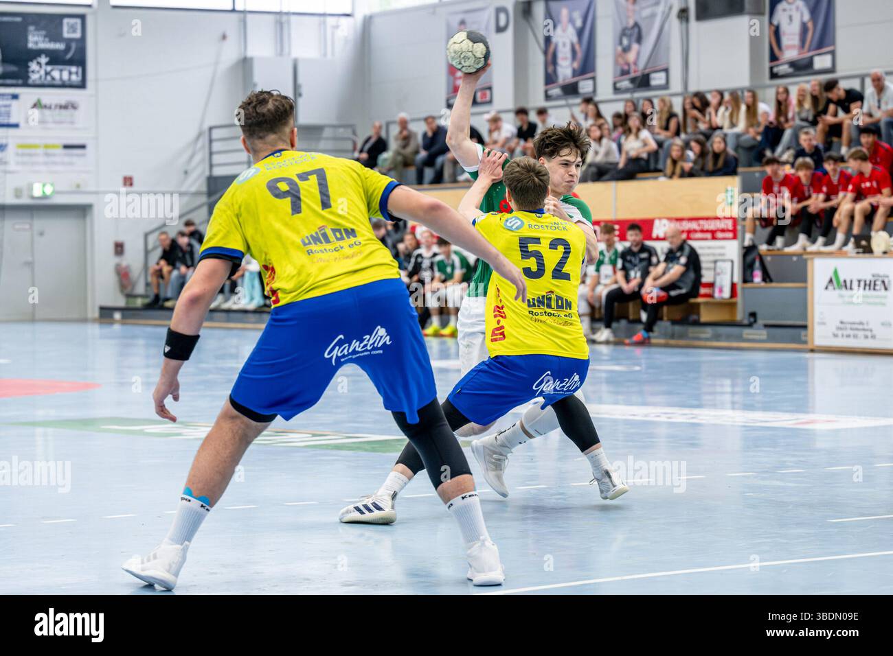 Chris-Dominik Hase (HSG Dutenhofen/M?nchholzhausen, 3), Willi Schulz ...
