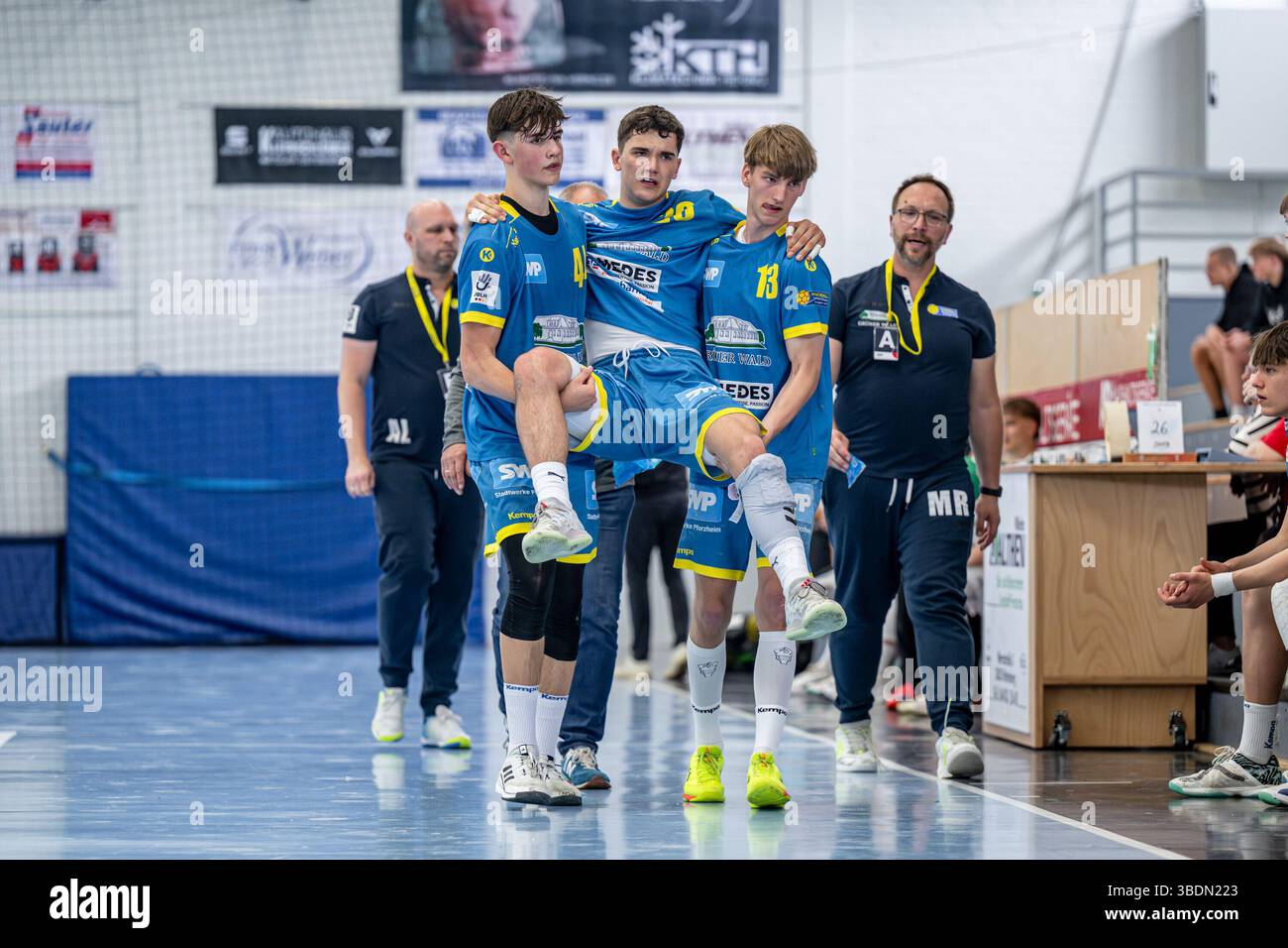 Muss verletzt vom Platz Maximilian B?hm (SG Pforzheim-Eutingen, 10) Finn Mei?ner (SG Pforzheim ...