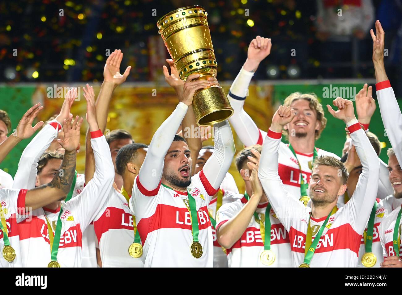 Team photo, team, squad, team photo, Deniz UNDAV (VFB Stuttgart) with cup, cup, trophy ...