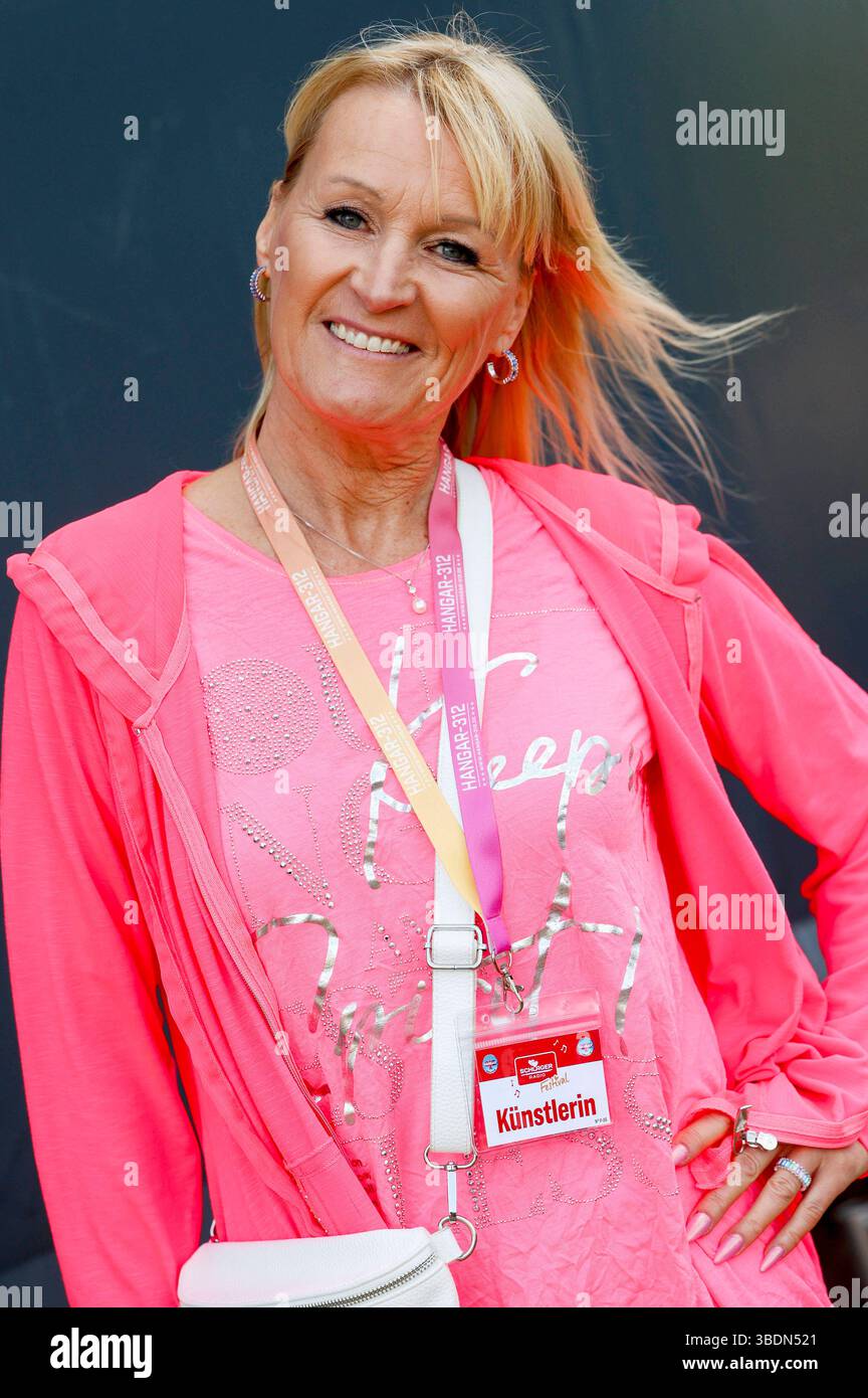Ariane Perl beim Schlager Radio-Festival 2025 auf dem Gelände vom Hangar-312. Neuruppin, 24.05. ...